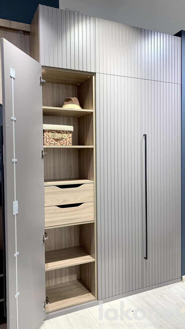 Прихожая с МДФ фасадами и складной дверью на заказ в Москве | Прихожая ...